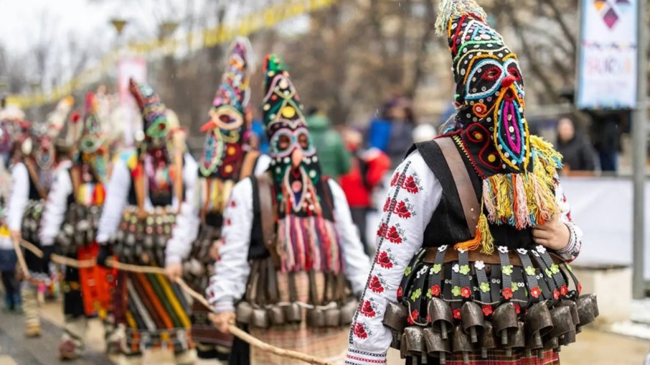 Сурва под стража в Перник - 320 полицаи ще пазят кукерите - Новини от ...