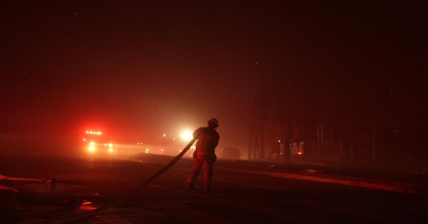 Близо 30 000 бяха евакуирани след пожар в предградие на Лос Анджелис - Новини от Dnes.bg