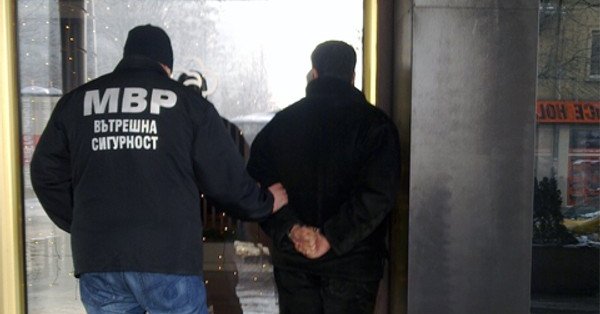 Задържаха полицай с 1 000 лв. подкуп - Новини от Dnes.bg