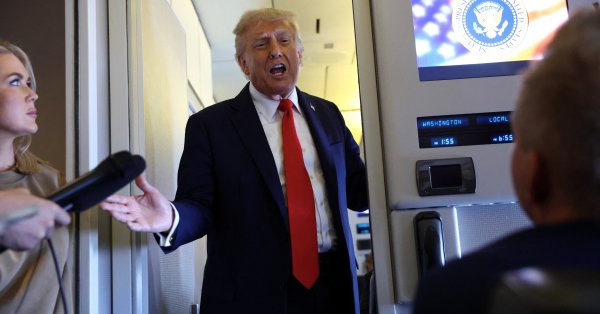 Репортерка на Politico побърка Търмп с въпроси на борда на Air Force One - Новини от Dnes.bg