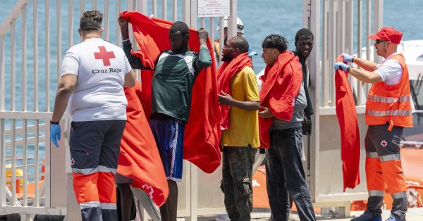 Три сестри се удавиха при опит на мигранти да прекосят Средиземно море - Новини от Dnes.bg