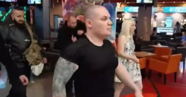 Окончателно: Куката, Чеченеца и Емили Тротинетката ще платят по 2000 лв. за клипа в мола ...