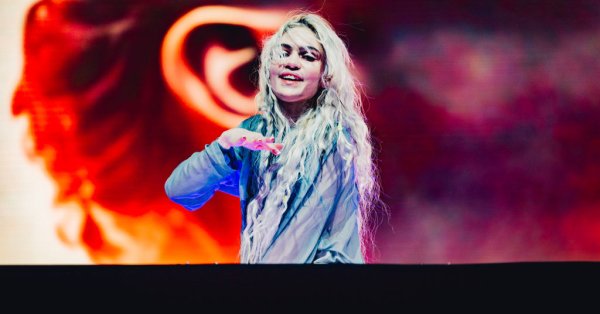 Бившата на Мъск разгневи артистите: Продаде гоблен, генериран с AI - Новини от Dnes.bg