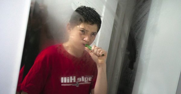 Микробите в четката за зъби – могат ли да ни разболеят? - Новини от Dnes.bg