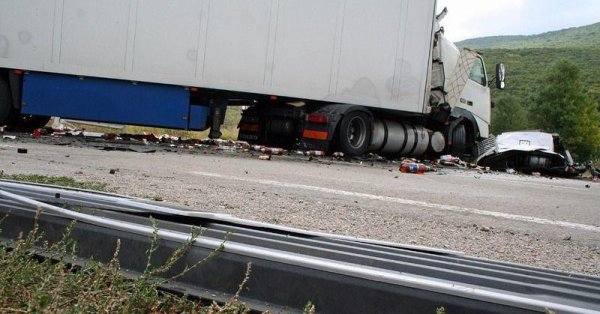 Жена е загинала при тежка катастрофа в Кресненското дефиле - Новини от Dnes.bg