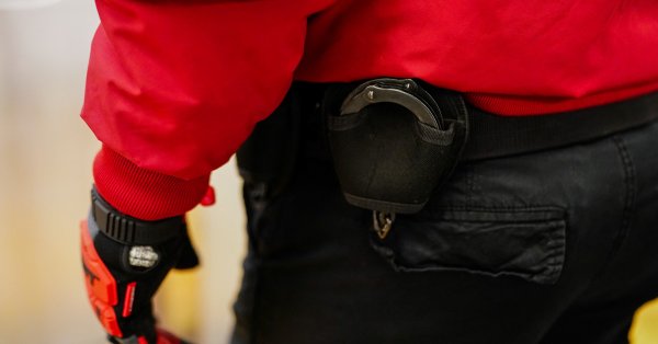 Мъж се опита да пренесе кокаин за 10 000 долара под перуката си ВИДЕО ...