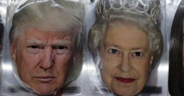 Тръмп отишъл при Елизабет II по-рано: Кралицата е все пак! - Новини от Dnes.bg