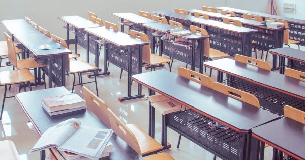 Коментари за Голи тела, полови органи нагледно, целувки. Аудиторията - 10-годишни деца ...