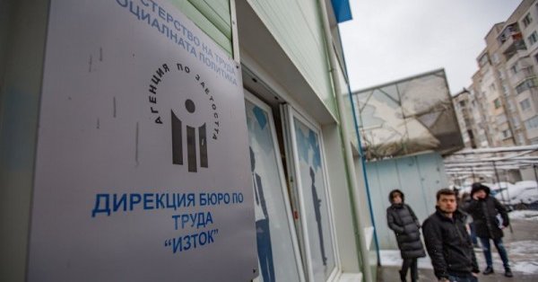 Мярката 60/40 е спасила 240 000 работни места - Новини от Dnes.bg