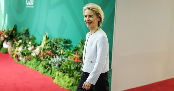 Коментари за Урсула фон дер Лайен: Границите на Украйна не могат да бъдат променяни със сила ...