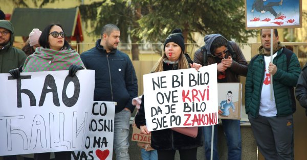 Сърби запазиха мълчание в памет на жертвите от Нови Сад пред сръбското посолство у нас - Новини ...