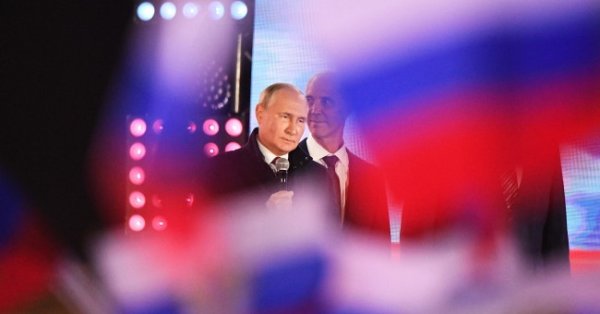Путин на 70: Вместо в тайгата с Шойгу, сам в бункера с книга в ръка - Новини от Dnes.bg
