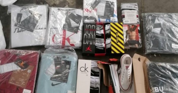 Задържаха над 55 000 "маркови" стоки на Капитан Андреево - Новини от Dnes.bg