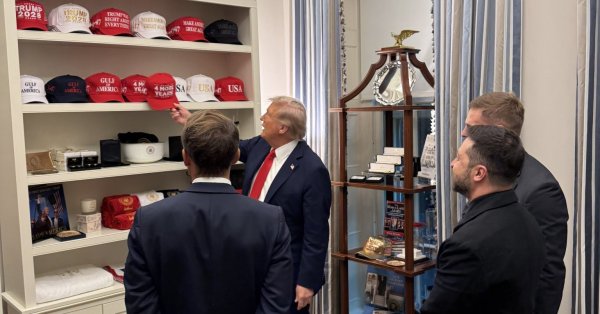 Тръмп показа на Зеленски и Макрон колекцията си от шапки и сувенири MAGA - Новини от Dnes.bg