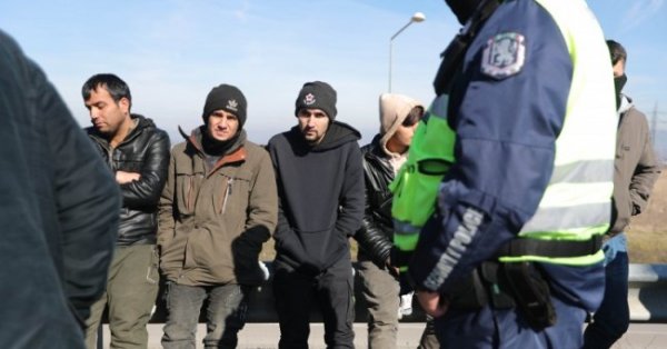 30 000 лева струва охраната на бежанските центрове на месец - Новини от Dnes.bg