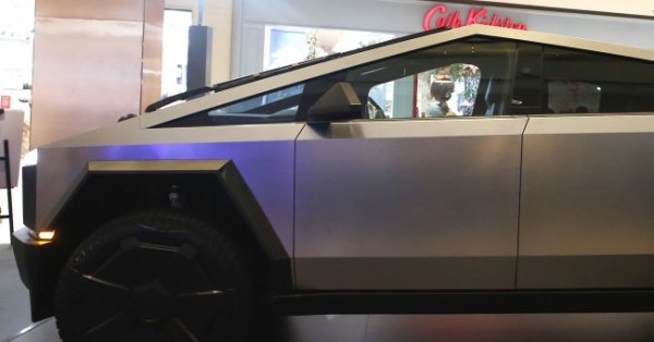 Автомобил на Tesla уби шофьора си - Новини от Dnes.bg