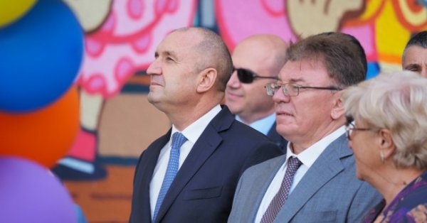 Румен Радев откри учебната година в 128 СУ "Алберт Айнщайн" - Новини от Dnes.bg