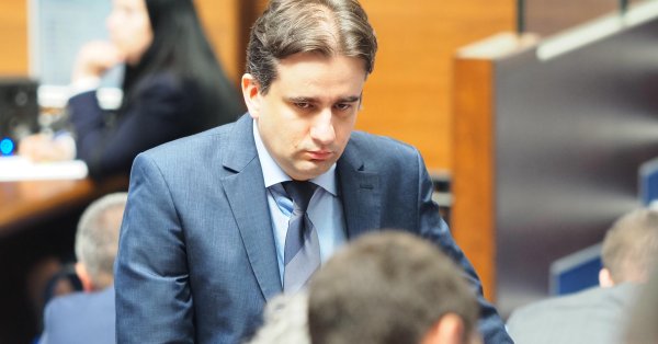 Депутатите от ДБ няма да гласуват вота на недоверие, но лидерски глас ще го подкрепи - Новини от ...