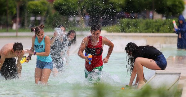 Днес горещо, прохлада само на плажа и в планината - Новини от Dnes.bg