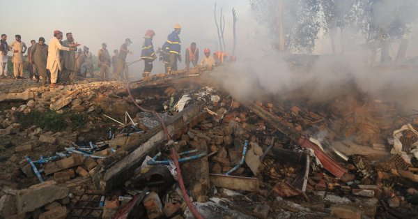 Най-малко 15 загинали при експлозия във фабрика в Пакистан - Новини от Dnes.bg