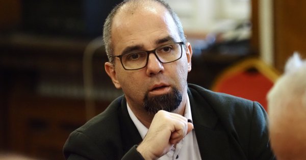 Коментари за Първан Симеонов за политическата емоция и реалността: Пеевски идва, Борисов ...