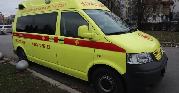 22-годишен загина след като с автомобила си се заби в дърво - Новини от Dnes.bg