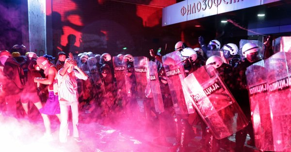 Коментари за Жандармерията атакува с шокови гранати и сълзотворен газ протестиращи в Нови Сад ...