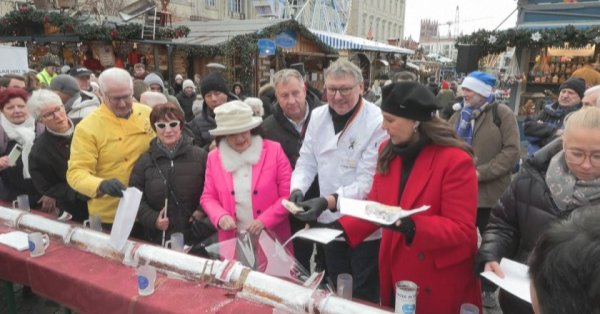 Гигантски 30-метров щолен на коледния базар в Берлин - Новини от Dnes.bg