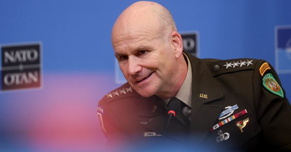 Началникът на НАТО в Европа: Русия увеличава безпрецедентно мощта на армията си - Новини от Dnes.bg