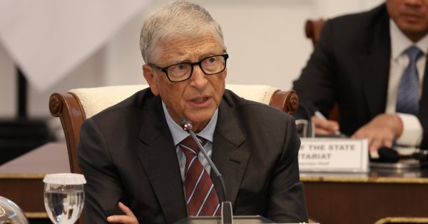 Бил Гейтс с прогноза кои професии няма да бъдат заменени от AI - Новини от Dnes.bg