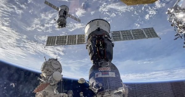 Астронавти на NASA с нов рекорд за излизане в открития космос извън МКС ...
