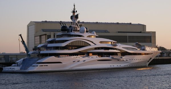 Суперяхтата Sea Lady II, дълга 41 метра, се запали в Сен Тропе ВИДЕО - Новини от Dnes.bg