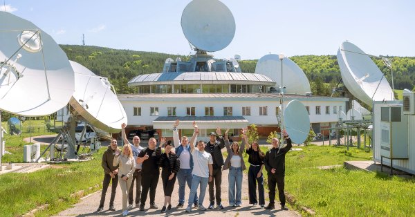 От теорията до орбитата: Студенти от Vivacom Техническата академия посетиха модерната станция ...