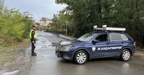 Евакуират хора във ваканционно селище Елените, водата по улиците е над метър ВИДЕО - Новини от ...