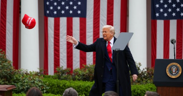 Новите тарифи на Тръмп вдигнаха цената на... MAGA шапките - Новини от Dnes.bg