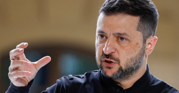 Зеленски вдигна заплатите на учителите и стипендиите на студентите - Новини от Dnes.bg