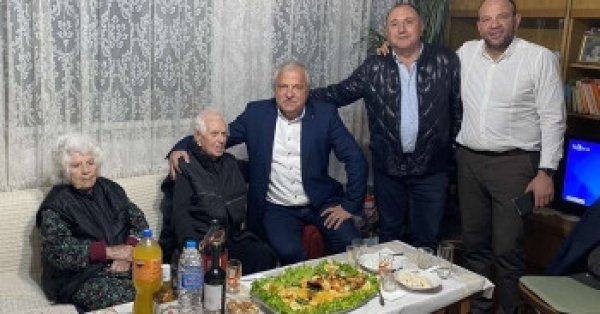 Коментари за 100 години отпразнува Стефан Стефанов от Гоце Делчев, жена му е на 101 г ...