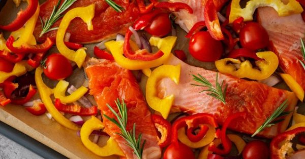 Рецептата Dnes: Сьомга със зеленчуци на фурна - Новини от Dnes.bg