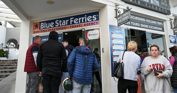 Българи са блокирани на Санторини, а на острова вече има свлачища ВИДЕО - Новини от Dnes.bg