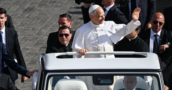 Хиляди католици на пл. “Св. Петър” са в очакване на интронизацията на папа Лъв XIV НА ЖИВО ...